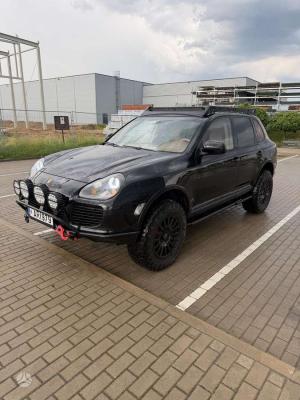 Melns Porsche Cayenne 2004 Kauņa, ar dzinēja tilpumu 4.51 L un nobraukumu 227 tūkst. km par 25000 €, foto  vietnē AUTOMOTO.COM.LV