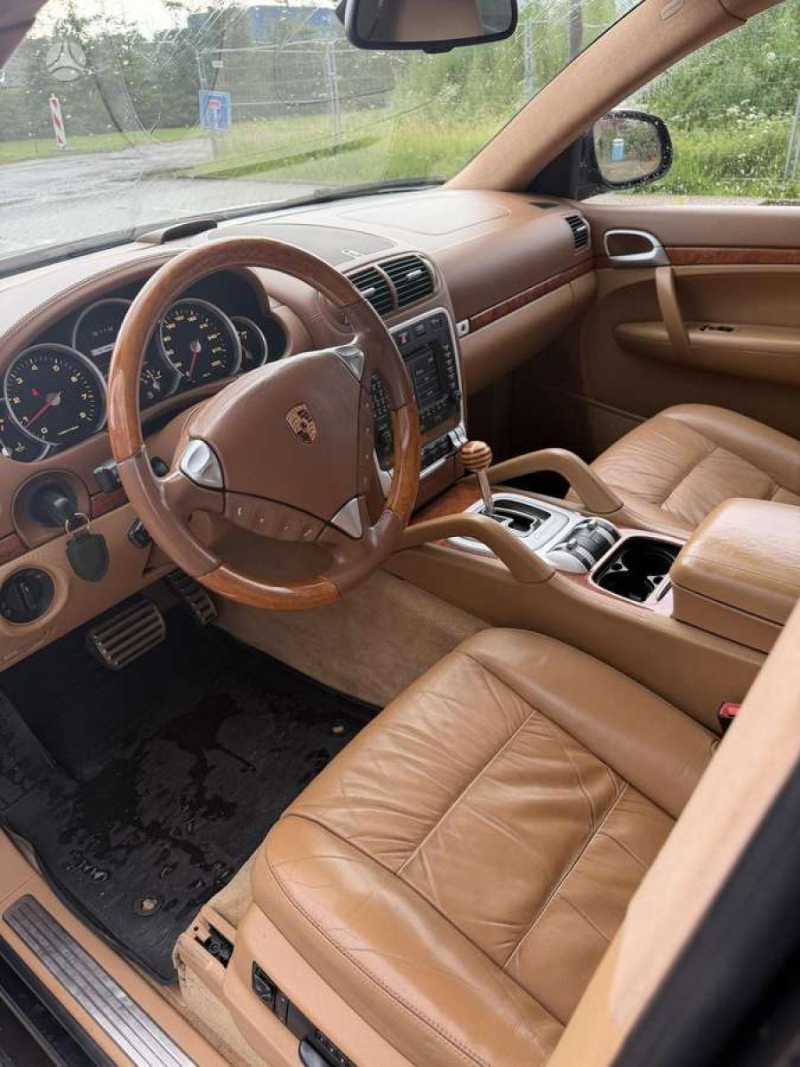 Melns Porsche Cayenne 2004 Kauņa, ar dzinēja tilpumu 4.51 L un nobraukumu 227 tūkst. km par 25000 €, foto 14 vietnē AUTOMOTO.COM.LV