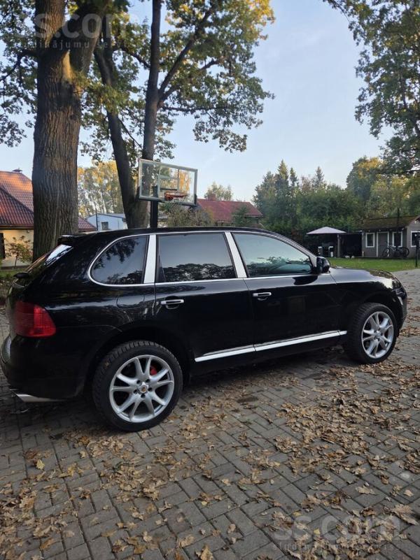 Black Porsche Cayenne 2004 in Riga, with an engine capacity of 4.50 L and mileage of 256 thousand km for 6500 €, photo 6 on AUTOMOTO.COM.LV