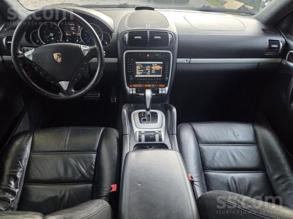 Black Porsche Cayenne 2004 in Riga, with an engine capacity of 4.50 L and mileage of 256 thousand km for 6500 €, photo 8 on AUTOMOTO.COM.LV