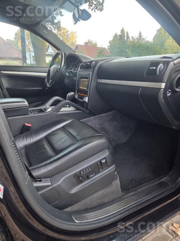 Black Porsche Cayenne 2004 in Riga, with an engine capacity of 4.50 L and mileage of 256 thousand km for 6500 €, photo 9 on AUTOMOTO.COM.LV