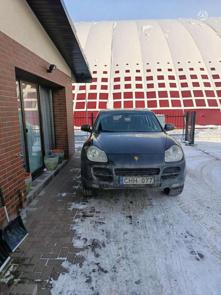 Black Porsche Cayenne 2005 in Panevezys, with an engine capacity of 4.50 L and mileage of 312 thousand km for 4750 €, photo 1 on AUTOMOTO.COM.LV