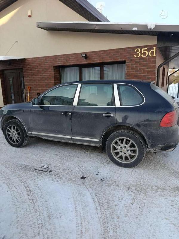 Black Porsche Cayenne 2005 in Panevezys, with an engine capacity of 4.50 L and mileage of 312 thousand km for 4750 €, photo 5 on AUTOMOTO.COM.LV