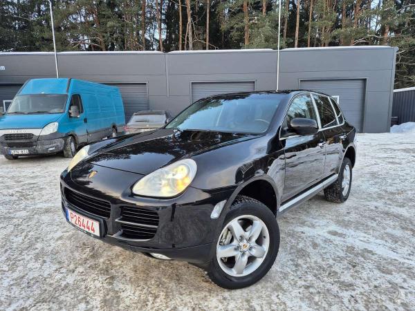 Black Porsche Cayenne 2005 in Utena, with an engine capacity of 4.51 L and mileage of 177 thousand km for 4990 €, photo 1 on AUTOMOTO.COM.LV