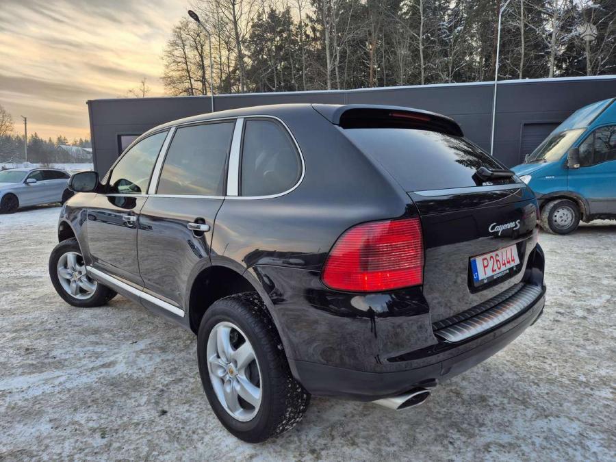 Black Porsche Cayenne 2005 in Utena, with an engine capacity of 4.51 L and mileage of 177 thousand km for 4990 €, photo 3 on AUTOMOTO.COM.LV