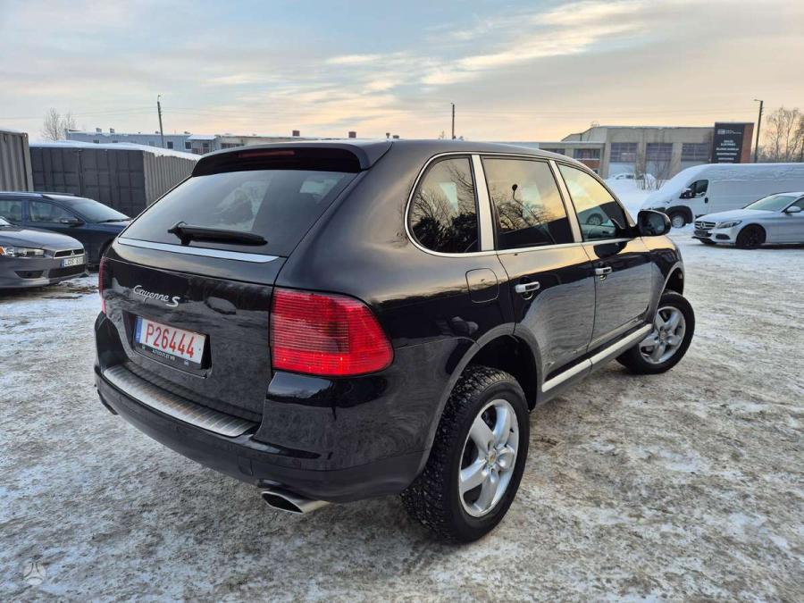 Black Porsche Cayenne 2005 in Utena, with an engine capacity of 4.51 L and mileage of 177 thousand km for 4990 €, photo 4 on AUTOMOTO.COM.LV