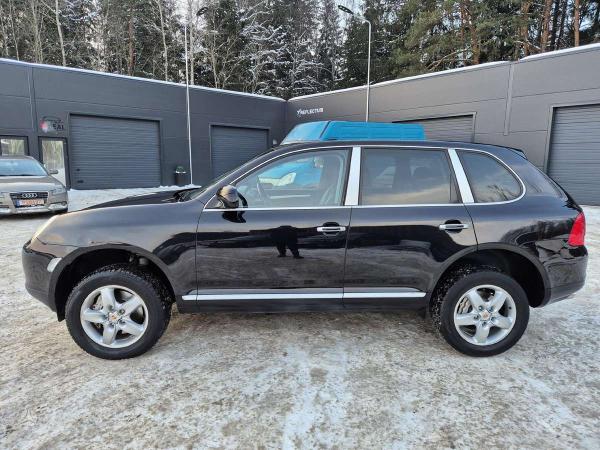 Black Porsche Cayenne 2005 in Utena, with an engine capacity of 4.51 L and mileage of 177 thousand km for 4990 €, photo 5 on AUTOMOTO.COM.LV