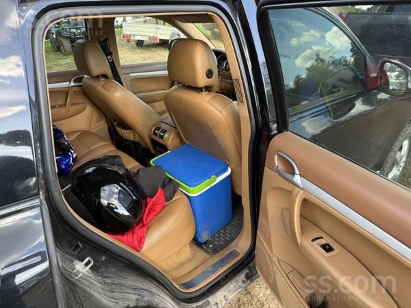 Melns Porsche Cayenne 2005 Valmiera, ar dzinēja tilpumu 4.50 L un nobraukumu 371 tūkst. km par 3900 €, foto 5 vietnē AUTOMOTO.COM.LV