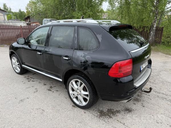 Porsche Cayenne 2005 Valmiera vietnē Melns Porsche Cayenne 2005 Valmiera, ar dzinēja tilpumu 4.50 L un nobraukumu 371 tūkst. km par 4200 €, foto 9 vietnē AUTOMOTO.COM.LV
