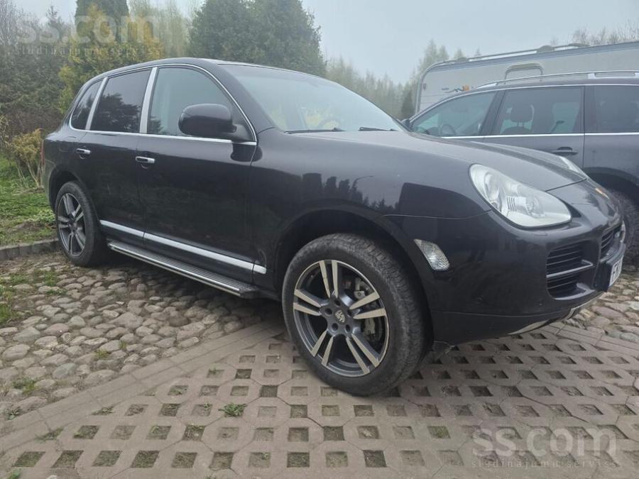 Melns Porsche Cayenne 2005 Liepāja, ar dzinēja tilpumu 4.50 L un nobraukumu 307 tūkst. km par 3900 €, foto 4 vietnē AUTOMOTO.COM.LV