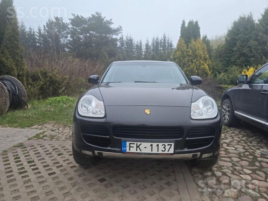 Black Porsche Cayenne 2005 in Liepaja, with an engine capacity of 4.50 L and mileage of 307 thousand km for 3300 €, photo 3 on AUTOMOTO.COM.LV