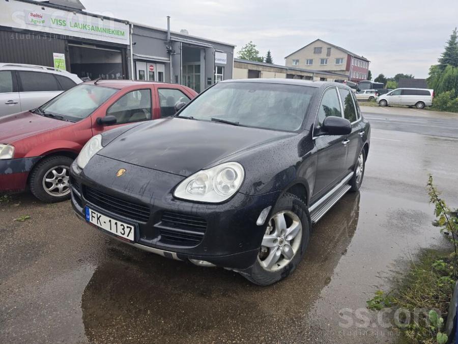 Black Porsche Cayenne 2005 in Liepaja, with an engine capacity of 4.50 L and mileage of 307 thousand km for 3300 €, photo 4 on AUTOMOTO.COM.LV