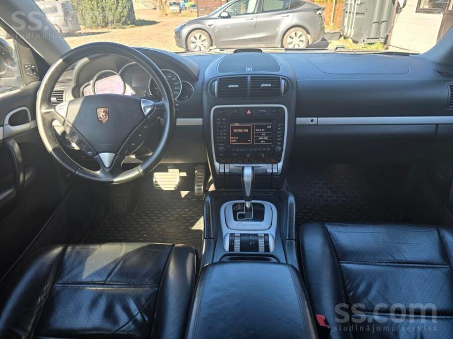 Black Porsche Cayenne 2005 in Liepaja, with an engine capacity of 4.50 L and mileage of 307 thousand km for 3300 €, photo 5 on AUTOMOTO.COM.LV