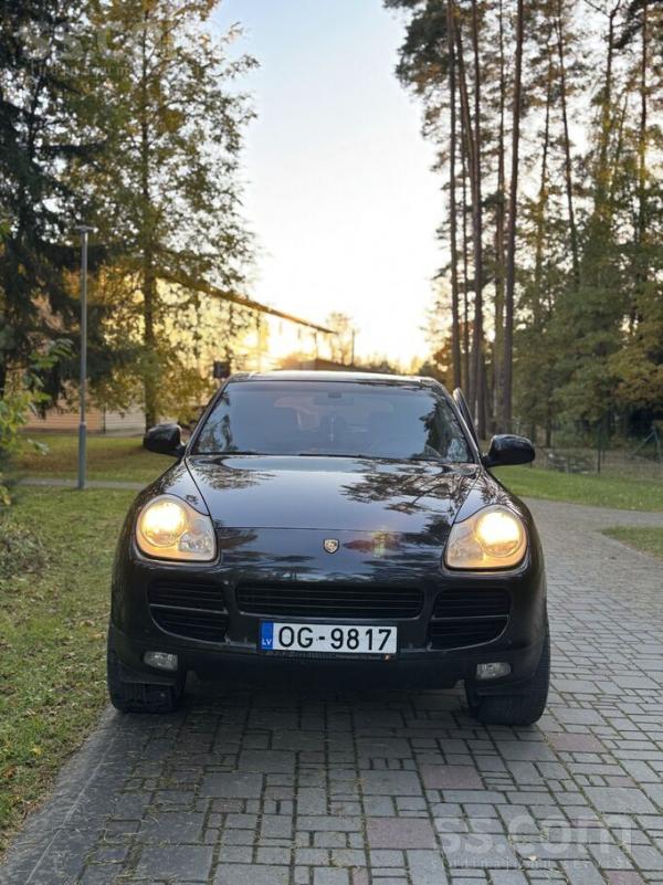 Black Porsche Cayenne 2005 in Tukums, with an engine capacity of 3.20 L and mileage of 304 thousand km for 4200 €, photo 1 on AUTOMOTO.COM.LV