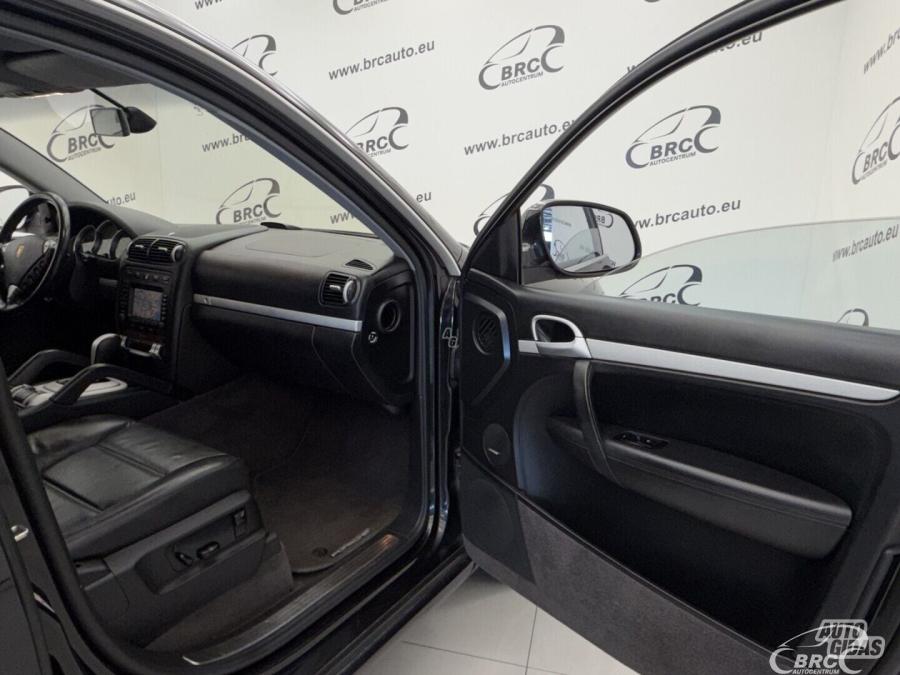Melns Porsche Cayenne 2005 Avižieniai, ar dzinēja tilpumu 4.50 L un nobraukumu 291 tūkst. km par 4900 €, foto 9 vietnē AUTOMOTO.COM.LV