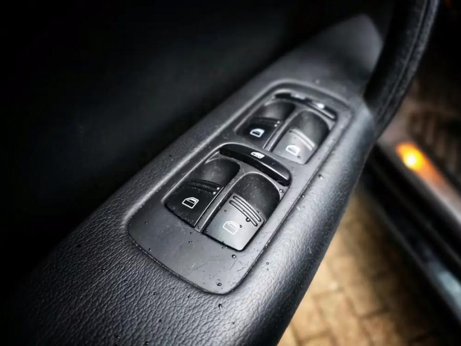 Melns Porsche Cayenne 2005 Rīga, ar dzinēja tilpumu 4.50 L un nobraukumu 216 tūkst. km par 4950 €, foto 16 vietnē AUTOMOTO.COM.LV