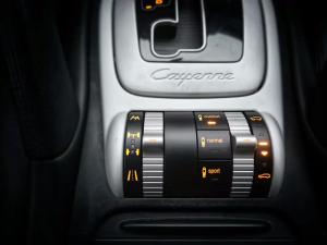Melns Porsche Cayenne 2005 Rīga, ar dzinēja tilpumu 4.50 L un nobraukumu 216 tūkst. km par 4950 €, foto 17 vietnē AUTOMOTO.COM.LV