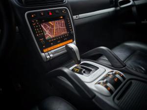 Melns Porsche Cayenne 2005 Rīga, ar dzinēja tilpumu 4.50 L un nobraukumu 216 tūkst. km par 4950 €, foto 18 vietnē AUTOMOTO.COM.LV