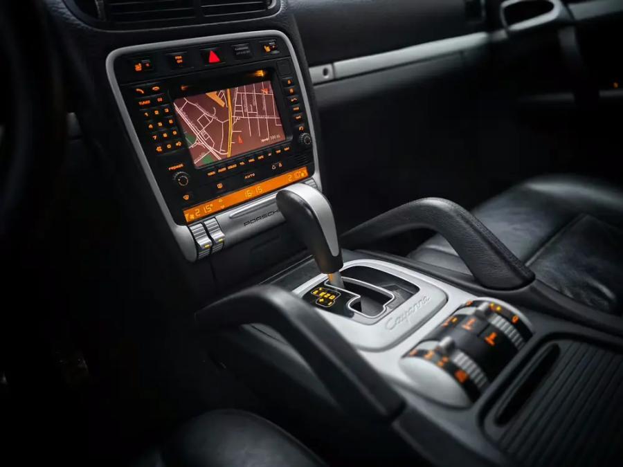 Melns Porsche Cayenne 2005 Rīga, ar dzinēja tilpumu 4.50 L un nobraukumu 216 tūkst. km par 4950 €, foto 18 vietnē AUTOMOTO.COM.LV