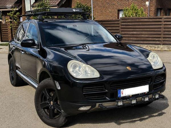 Black Porsche Cayenne 2005 in Klaipeda, with an engine capacity of 4.51 L and mileage of 212 thousand km for 6700 €, photo 1 on AUTOMOTO.COM.LV