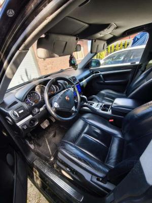 Melns Porsche Cayenne 2005 Kauņa, ar dzinēja tilpumu 4.51 L un nobraukumu 350 tūkst. km par 6000 €, foto  vietnē AUTOMOTO.COM.LV