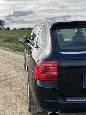 Black Porsche Cayenne 2005 in Kaunas, with an engine capacity of 4.51 L and mileage of 274 thousand km for 6200 €, photo 6 on AUTOMOTO.COM.LV