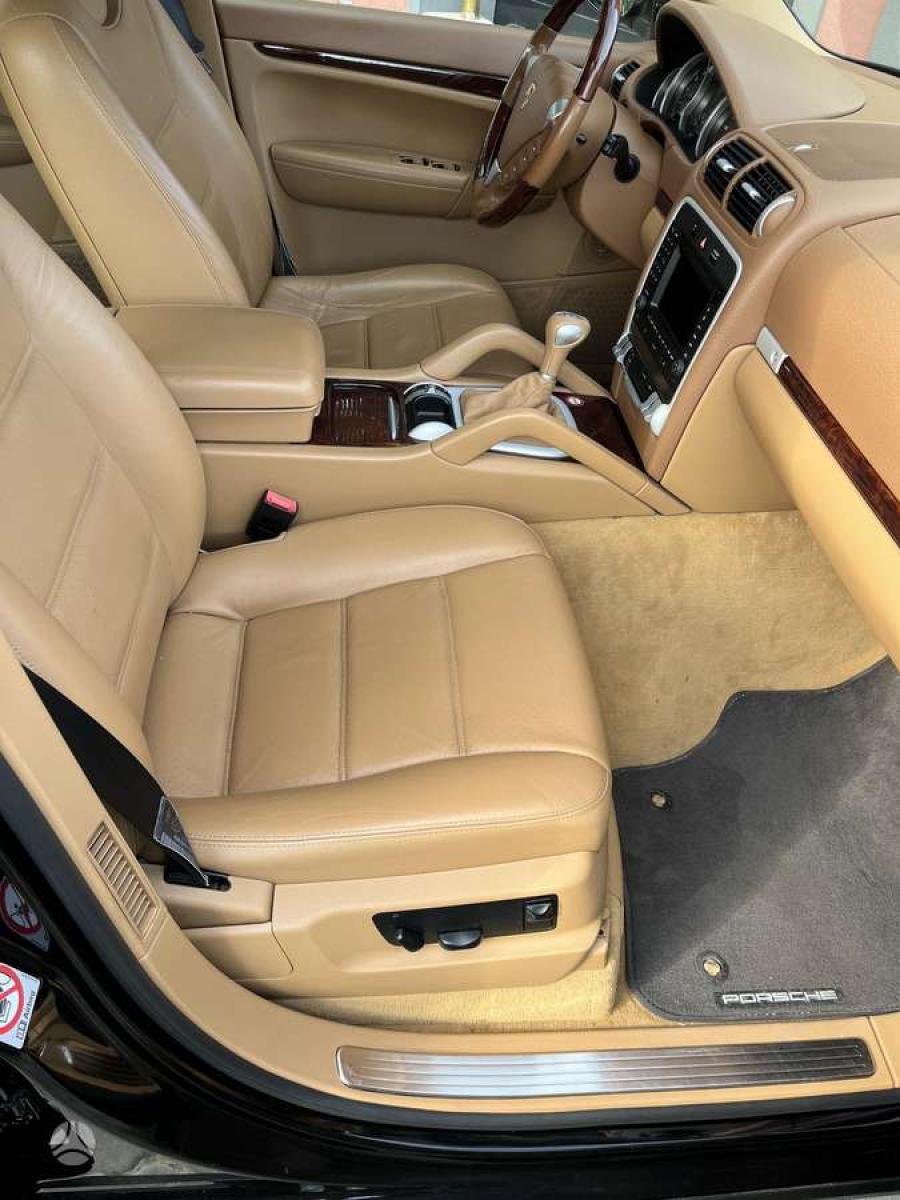 Black Porsche Cayenne 2005 in Kaunas, with an engine capacity of 4.51 L and mileage of 274 thousand km for 6200 €, photo 15 on AUTOMOTO.COM.LV