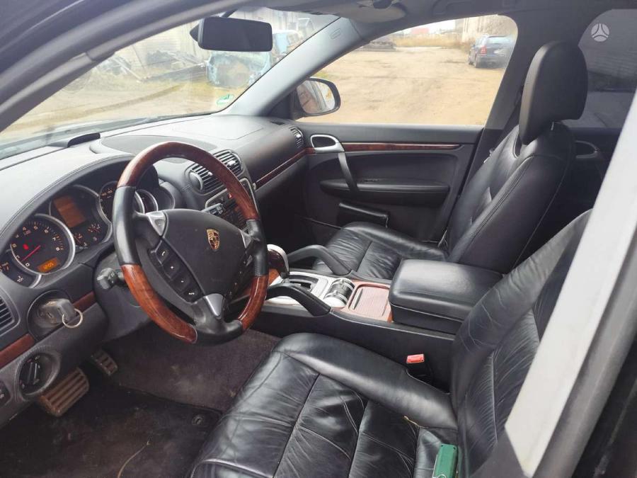Melns Porsche Cayenne 2006 Rokiškis, ar dzinēja tilpumu 4.51 L un nobraukumu 172 tūkst. km par 3900 €, foto 6 vietnē AUTOMOTO.COM.LV