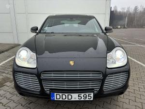 Black Porsche Cayenne 2006 in Kaunas, with an engine capacity of 4.51 L and mileage of 280 thousand km for 6950 €, photo 3 on AUTOMOTO.COM.LV