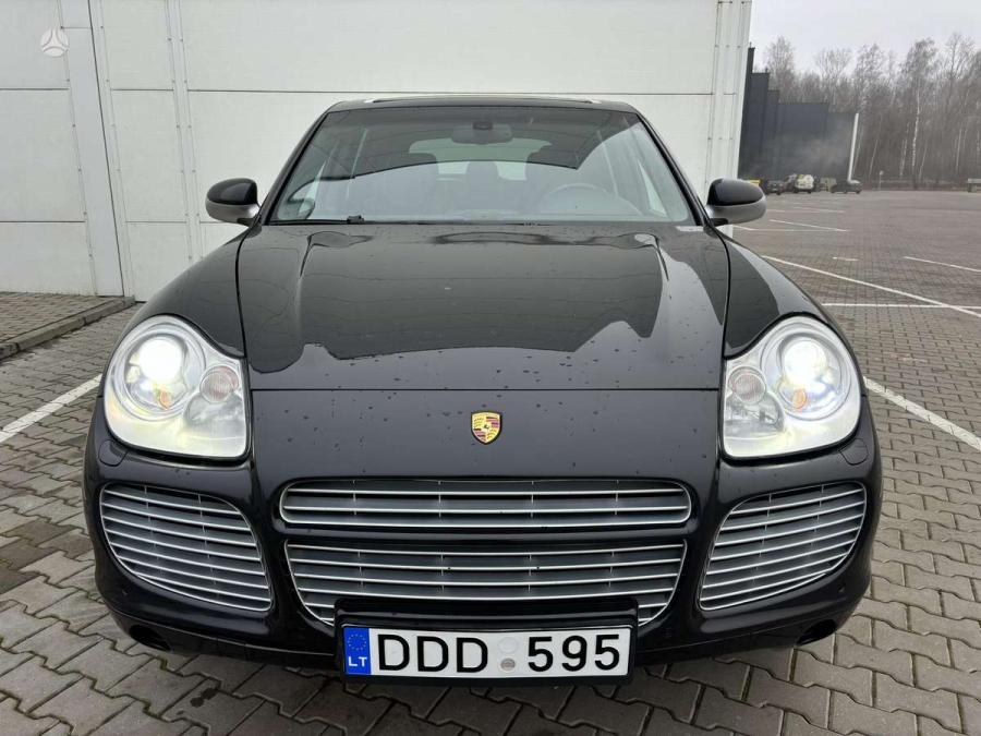 Black Porsche Cayenne 2006 in Kaunas, with an engine capacity of 4.51 L and mileage of 280 thousand km for 6950 €, photo 3 on AUTOMOTO.COM.LV