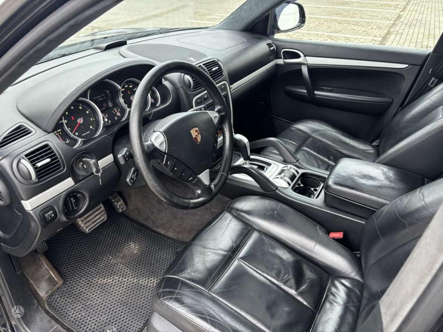 Black Porsche Cayenne 2006 in Kaunas, with an engine capacity of 4.51 L and mileage of 280 thousand km for 6950 €, photo 10 on AUTOMOTO.COM.LV