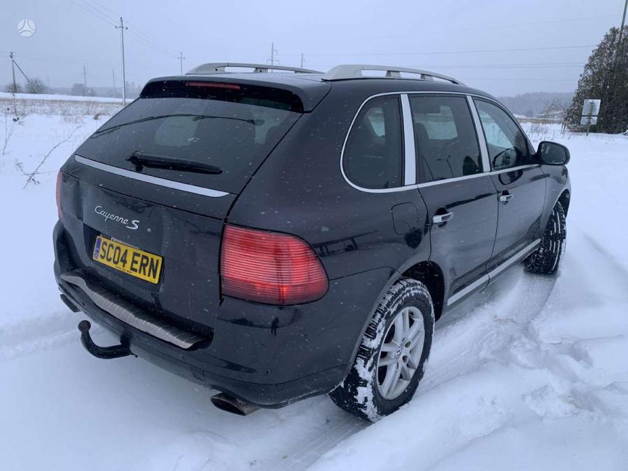 Black Porsche Cayenne 2006 in Vilnius, with an engine capacity of 4.51 L and mileage of 126 thousand km for 2340 €, photo 3 on AUTOMOTO.COM.LV