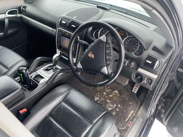 Melns Porsche Cayenne 2006 Viļņa, ar dzinēja tilpumu 4.51 L un nobraukumu 126 tūkst. km par 2340 €, foto 5 vietnē AUTOMOTO.COM.LV
