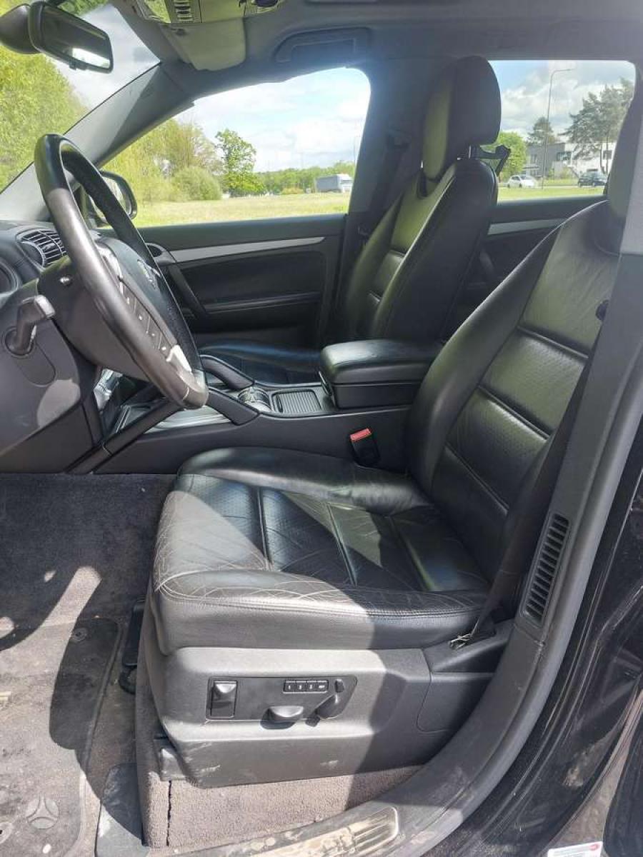 Melns Porsche Cayenne 2006 Kauņa, ar dzinēja tilpumu 4.51 L un nobraukumu 230 tūkst. km par 3990 €, foto 12 vietnē AUTOMOTO.COM.LV