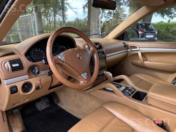 Black Porsche Cayenne 2006 in Riga, with an engine capacity of 3.20 L and mileage of 310 thousand km for 4490 €, photo 10 on AUTOMOTO.COM.LV
