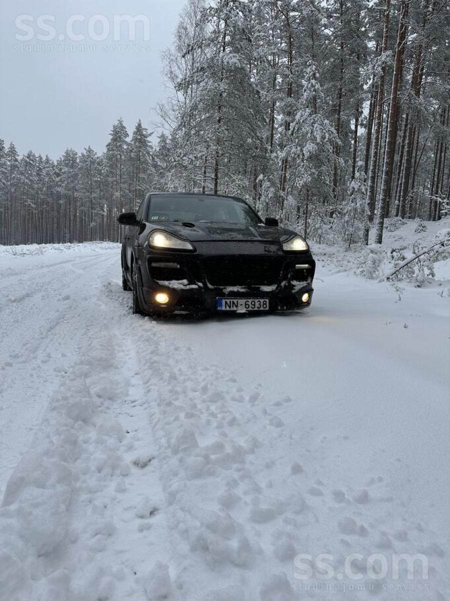 Black Porsche Cayenne 2007 in Riga, with an engine capacity of 4.80 L and mileage of 275 thousand km for 5000 €, photo 5 on AUTOMOTO.COM.LV