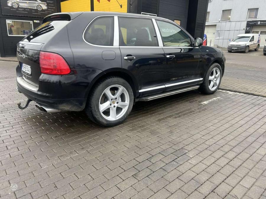 Black Porsche Cayenne 2007 in Vilnius, with an engine capacity of 4.50 L and mileage of 284 thousand km for 5650 €, photo 4 on AUTOMOTO.COM.LV