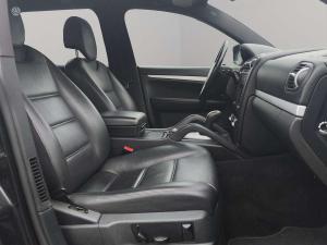 Black Porsche Cayenne 2007 in Kaunas, with an engine capacity of 3.60 L and mileage of 268 thousand km for 7999 €, photo 9 on AUTOMOTO.COM.LV