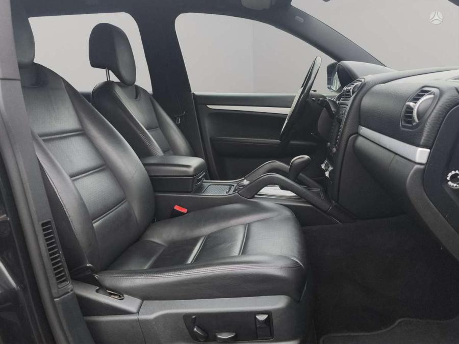 Melns Porsche Cayenne 2007 Kauņa, ar dzinēja tilpumu 3.60 L un nobraukumu 268 tūkst. km par 7999 €, foto 9 vietnē AUTOMOTO.COM.LV