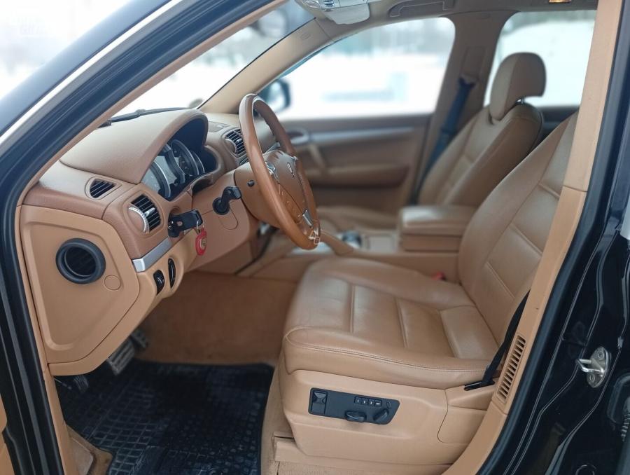 Black Porsche Cayenne 2008 in Vilnius, with an engine capacity of 4.80 L and mileage of 240 thousand km for 5800 €, photo 16 on AUTOMOTO.COM.LV