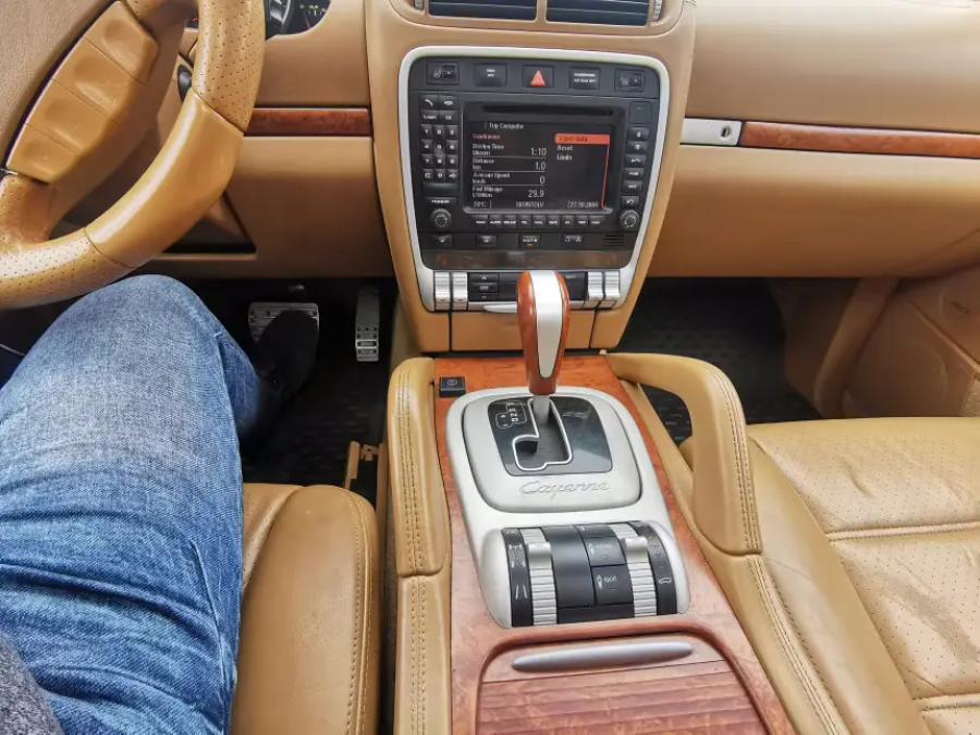 Melns Porsche Cayenne 2008 Kuldīga, ar dzinēja tilpumu 4.50 L un nobraukumu 288 tūkst. km par 8500 €, foto 11 vietnē AUTOMOTO.COM.LV
