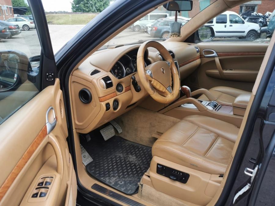 Black Porsche Cayenne 2008 in Riga, with an engine capacity of 4.50 L and mileage of 288 thousand km for 8500 €, photo 9 on AUTOMOTO.COM.LV