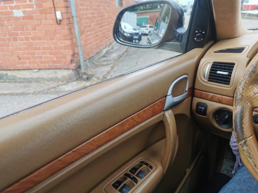 Black Porsche Cayenne 2008 in Riga, with an engine capacity of 4.50 L and mileage of 288 thousand km for 8500 €, photo 16 on AUTOMOTO.COM.LV