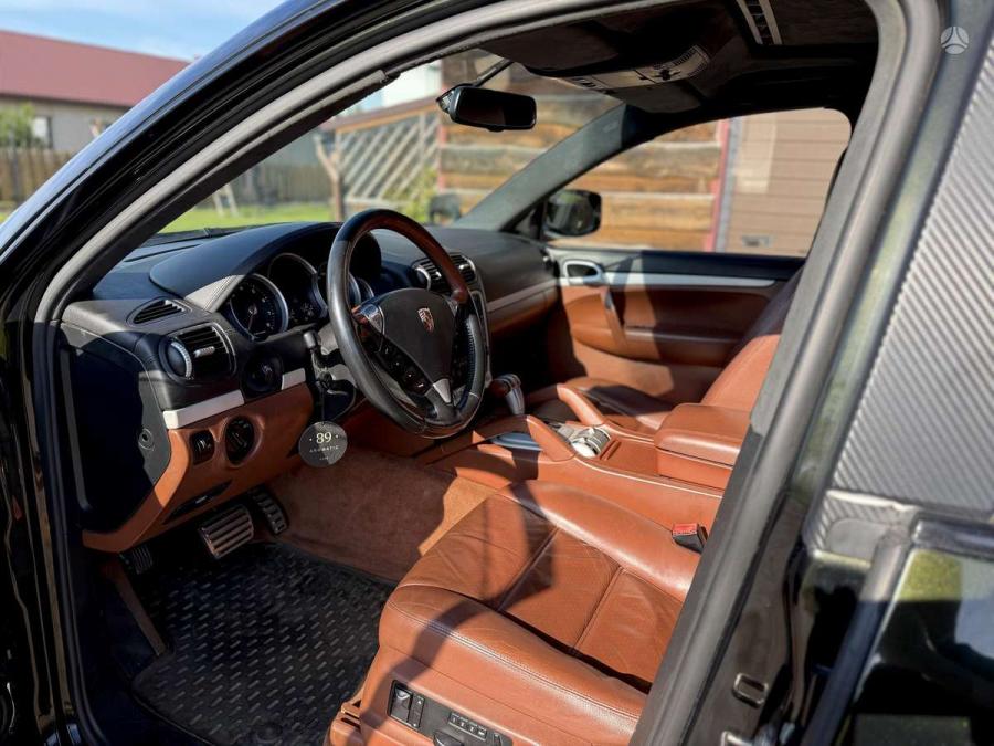 Black Porsche Cayenne 2008 in Vilnius, with an engine capacity of 4.81 L and mileage of 311 thousand km for 10000 €, photo 11 on AUTOMOTO.COM.LV