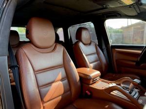 Black Porsche Cayenne 2008 in Vilnius, with an engine capacity of 4.81 L and mileage of 311 thousand km for 10000 €, photo 19 on AUTOMOTO.COM.LV