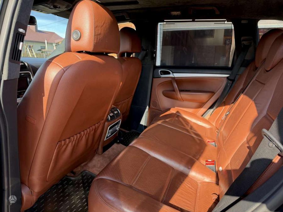 Black Porsche Cayenne 2008 in Vilnius, with an engine capacity of 4.81 L and mileage of 311 thousand km for 10000 €, photo 20 on AUTOMOTO.COM.LV