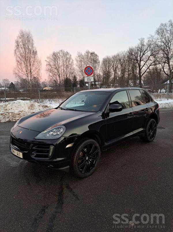 Black Porsche Cayenne 2009 in Riga, with an engine capacity of 3.00 L and mileage of 390 thousand km for 10500 €, photo 1 on AUTOMOTO.COM.LV