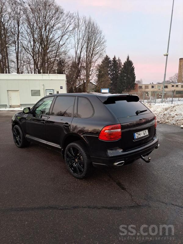 Black Porsche Cayenne 2009 in Riga, with an engine capacity of 3.00 L and mileage of 390 thousand km for 10500 €, photo 3 on AUTOMOTO.COM.LV