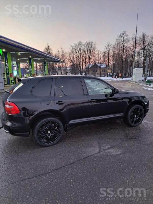 Black Porsche Cayenne 2009 in Riga, with an engine capacity of 3.00 L and mileage of 390 thousand km for 10500 €, photo 5 on AUTOMOTO.COM.LV
