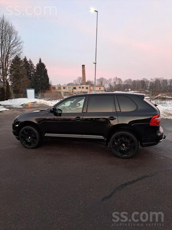 Black Porsche Cayenne 2009 in Riga, with an engine capacity of 3.00 L and mileage of 390 thousand km for 10500 €, photo 6 on AUTOMOTO.COM.LV